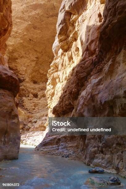 와 디 자르 카 마인 협곡에에서 위치한 사해 Wadi Mujib 가까이 동쪽 산악 풍경 요르단 중동 강 바닥에 대한 스톡 사진 및 기타 이미지 Istock