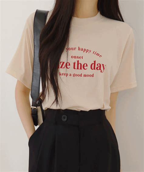 얇게 착 감기는 좋은 소재 레터링 라운드 반팔 티셔츠 10대 20대 30대 40대 캐주얼 데일리 편한 룩 일상 약속 주말룩 세미 비즈니스 캐주얼 캠퍼스룩 벚꽃룩 캐주얼 코디 캠핑룩