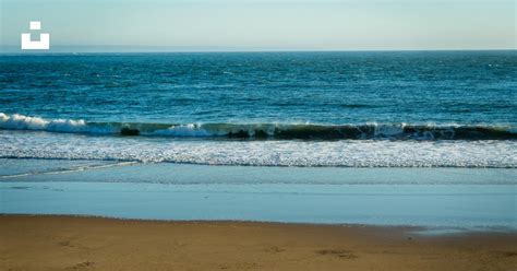 파도가 해안으로 들어오는 모래 해변 사진 Unsplash의 무료 해안선 이미지