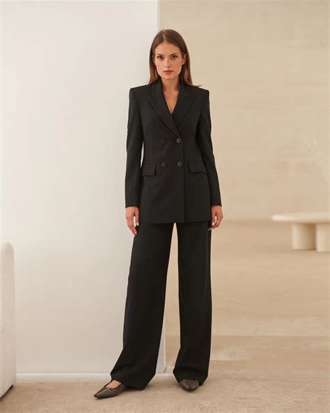 Czarne eleganckie spodnie damskie z wysokim stanem i szeroką nogawką