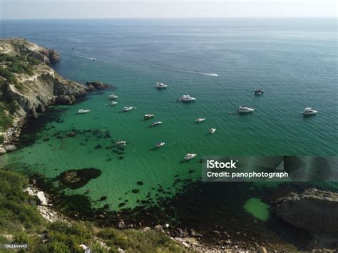 맑은 푸른 바다와 바위 해안바다의 공중 파노라마 보기 바위를 배경으로 아름다운 석호에서 요트 여름 여행과 휴가를위한 이상적인 목적지의 개념 0명에 대한 스톡 사진 및 기타