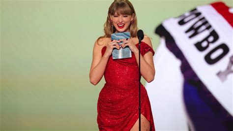 Fans React To Taylor Swifts T Thigh Chain In New Photo Mandatory