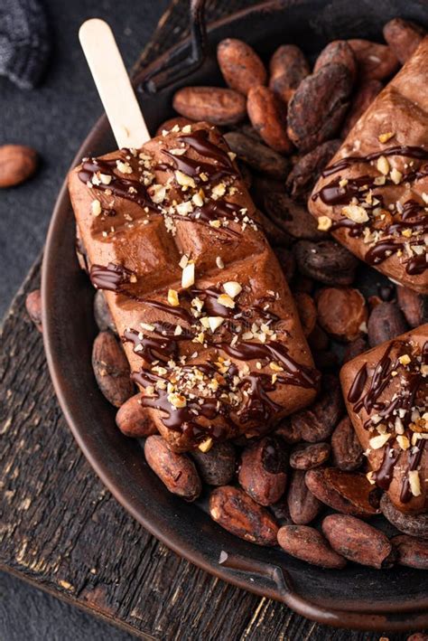 Paleta De Helado De Chocolate Con Nuez Foto De Archivo Imagen De Chocolate Bocado 222789950