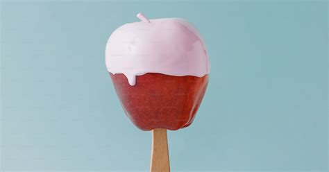 파스텔 블루 배경에 아이스크림 스틱이 있는 빨간 사과 음식 창조적 인 개념입니다 사진 Unsplash의 개념 이미지