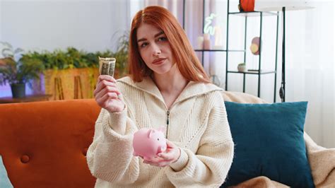 돼지 저금통과 한 달러 지폐 금융 위기 파산 빈곤을 들고 가난한 젊은 여성 20 24세에 대한 스톡 사진 및 기타 이미지 20 24세 가정 생활 거실 Istock