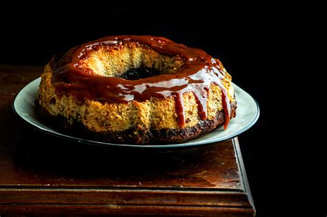 초콜릿 플란 멕시코 초코필란 초콜릿 비스킷 케이크 캐러멜 커스터드 푸딩 위에 캐러멜 소스를 얹고 테 다크 우드 테이블 크림 브루리에 대한 스톡 사진 및 기타 이미지 Istock