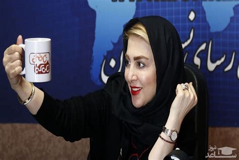 سلفی خیلیییی تابلوی ژیلا صادقی برای نشان دادن انگشترهای طلای خود