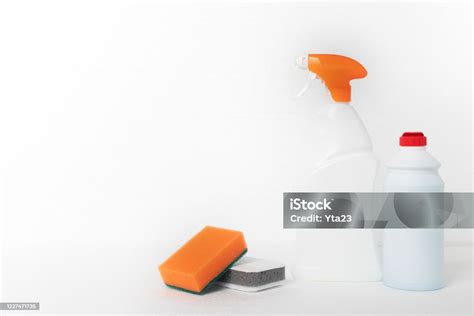 청소 회사 개념입니다 스폰지 및 배관 싱크대 욕조 카피 스페이스와 흰색 배경에 병에 화장실 그릇을 청소하기위한 수단 0명에 대한 스톡 사진 및 기타 이미지 Istock