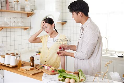 젊은 부부는 부엌에서 사진 무료 다운로드 Lovepik