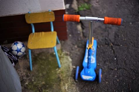 어린이 장난감 스쿠터 공과 아스팔트 바닥에 여름 마당에서 낮은 의자 0명에 대한 스톡 사진 및 기타 이미지 0명 개념