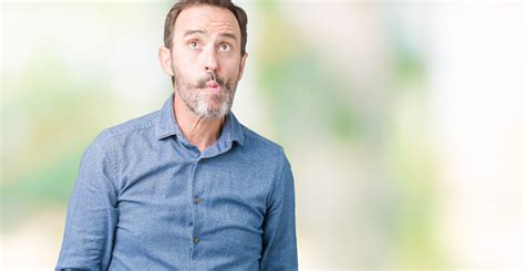 입술 고 우 스 꽝 스러운 제스처와 함께 고립 된 배경 만드는 물고기 얼굴 잘생긴 중세 우아한 수석 남자 재미 있는 식입니다 귀여운에 대한 스톡 사진 및 기타 이미지