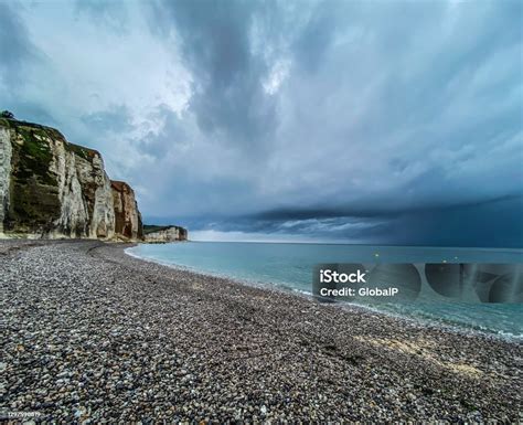 프랑스 노르망디 의 벨레트 쉬르 메르의 페블스 해변과 석회암 절벽 0명에 대한 스톡 사진 및 기타 이미지 Istock