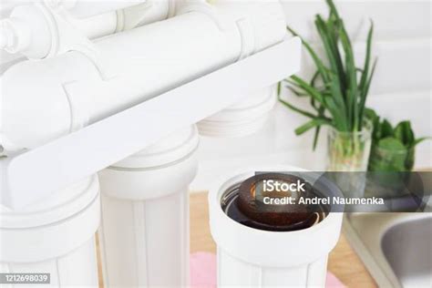 가정용 주방에서 더러운 물 필터 카트리지를 교체하십시오 정화 삼투압 시스템을 수정합니다 더러운에 대한 스톡 사진 및 기타 이미지 더러운 여과 가정 생활 Istock