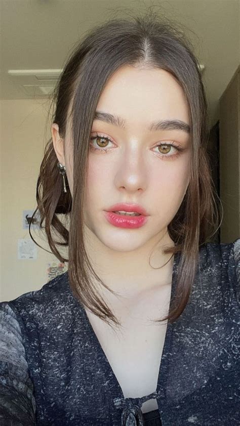 Cute Updo Hairstyle Brunette Hair Color Cara Bonita Poses Para