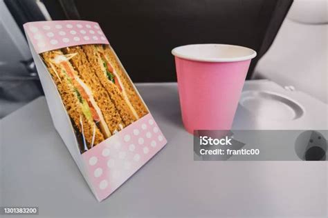 비행 중 비행기 내부의 스프레드 아웃 테이블에 경제적 인 아침 식사 차 한 잔과 박스샌드위치 샌드위치 음식에 대한 스톡 사진 및 기타 이미지 Istock