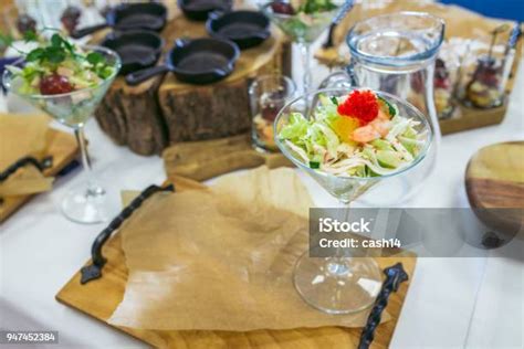 채소 야채 빨간 캐 비어 새우와 샐러드 레스토랑에서 해산물입니다 근접 촬영입니다 갑각류에 대한 스톡 사진 및 기타 이미지 갑각류 건강한 생활방식 건강한 식생활