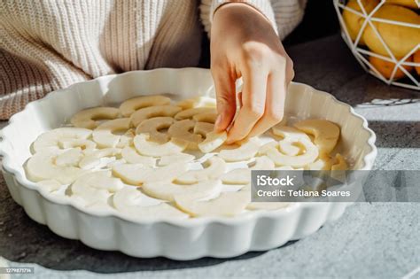 사과 파이를 만드는 파이 접시에 신선한 사과를 넣어 소녀 손의 사진을 닫습니다 집에서 부엌에서 샬롯을 요리하는 아이 가을에 대한 스톡 사진 및 기타 이미지 Istock