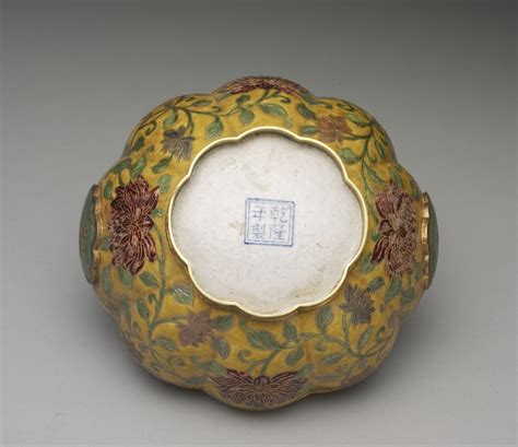 清 乾隆款金胎内填珐琅番莲纹提篮二 底部 台北故宫博物院馆藏 古玩图集网