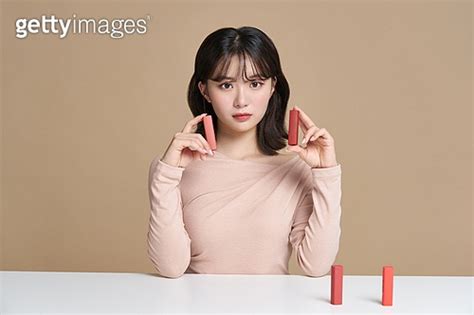 대한민국 한국 여성 뷰티 가을 계절 색조화장 화장품 미녀 아름다운사람 귀여움 물체묘사 이미지 Jv13107385 게티이미지뱅크