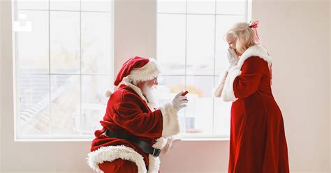 산타 클로스 복장을 한 남자와 산타 클로스 옷을 입은 여자 사진 Unsplash의 무료 사랑 이미지