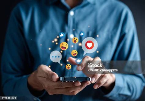 소셜 미디어와 디지털 온라인 소셜 미디어와 함께 스마트폰을 사용하는 남자 휴가를 보내고 소셜 미디어를 하는 개념입니다 온라인 마케팅 기술 네트워크 데이터 링크 기술 연결