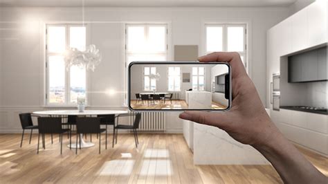 핸드 홀딩 스마트 폰 Ar 응용 프로그램 실제 가정에서 가구 및 인테리어 디자인 제품을 시뮬레이션 건축가 디자이너 개념 흐림 배경 현대 흰색과 회색 부엌 가구에 대한 스톡