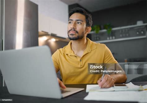 노트북 쓰기 및 생각 그의 소규모 비즈니스 스타트업에서 연구에 대해 집에서 원격 작업을 하는 프리랜서 남자와 함께 집 컴퓨터 및