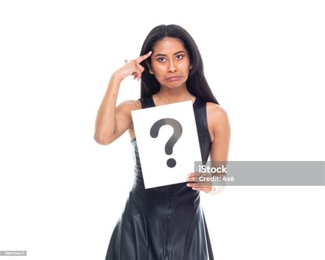2029세의 아름다운 라틴 아메리카와 히스패닉 민족의 젊은 여성여성 앞의 허리까지 혼동시원한 태도와 물음표를 보여주는 흰색 배경 20 24세에 대한 스톡 사진 및 기타
