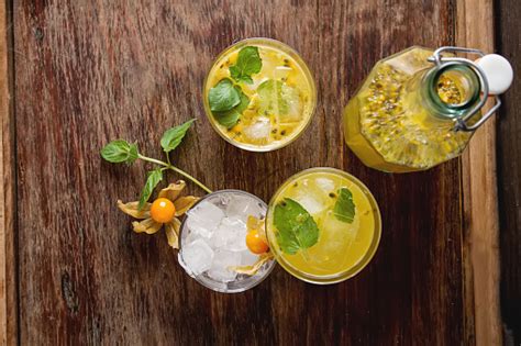 민트와 얼음 신선한 열매와 알콜 칵테일 어두운 나무 배경입니다 고명에 대한 스톡 사진 및 기타 이미지 고명 과일 남쪽 Istock