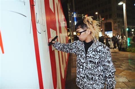 King Gnuメンバーが、東京・表参道の巨大ビルボードに直接サイン！ 東京ドーム初公演ライブ映像、配信迫る 画像一覧（4 8） The First Times