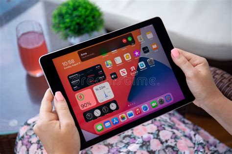 Woman Hand Holding IPad Pro IOS 14 With Phone Call Editorial Stock Image Image Of Network