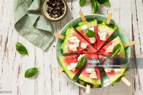 건강한 식단과 영양 제철 간식 나무 테이블에 페타 치즈와 바질을 곁들인 수박 피자 상단 보기 플랫 평신도 배경 0명에 대한 스톡 사진 및 기타 이미지 Istock