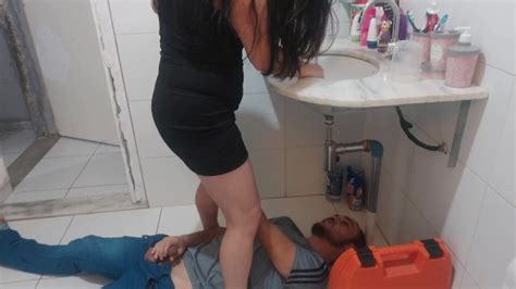 ვუპასუხე სანტექნიკოსს ტრუსის გარეშე კაბაში მისი დიკი მინდა მივიღე