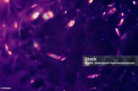 아름 다운 추상 적인 질감 화려한 검은 보라색과 파란색 거품 배경 물에 어둠 보라색 배경 무늬 투명 비누 빛나는 0명에 대한 스톡 사진 및 기타 이미지 Istock