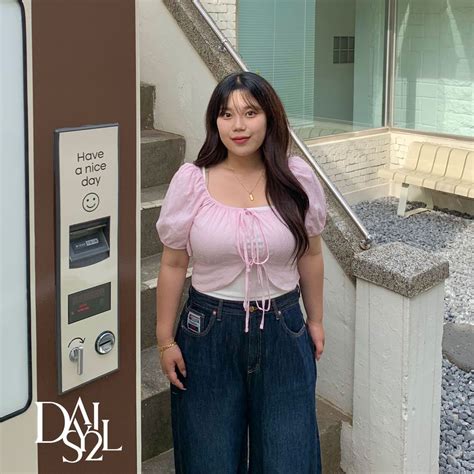 데이지투엘 Made 065 더블 리본 어깨 퍼프 크롭 펀칭 블라우스 가디건