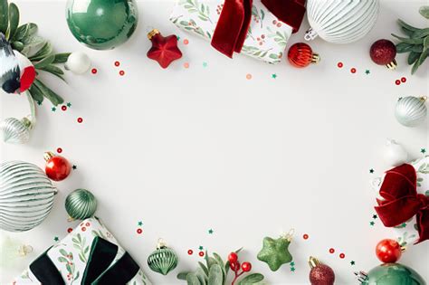 흰색 배경에 녹색과 빨간색 싸구려 선물 상자 및 장식품이 있는 크리스마스 프레임 테두리 휴일 프로모션 인사말 카드 및 계절 디자인에 적합합니다 0명에 대한 스톡 사진 및