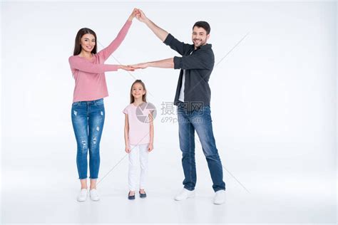 快乐的父母手握着可爱的小女儿的双手在高清图片下载 正版图片502700605 摄图网