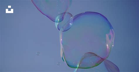 화창한 날에 공중에 떠 있는 비눗방울 사진 Unsplash의 무료 풍선 이미지