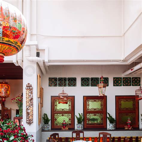 2013高清图片 2013 年 12 月 18 日新加坡 传统的土生华人餐厅在老峇娘惹风格的房子里，中心有开放的光线空间。家具齐全，中式家具 风景名胜免费下载 格式 2736像素 编号