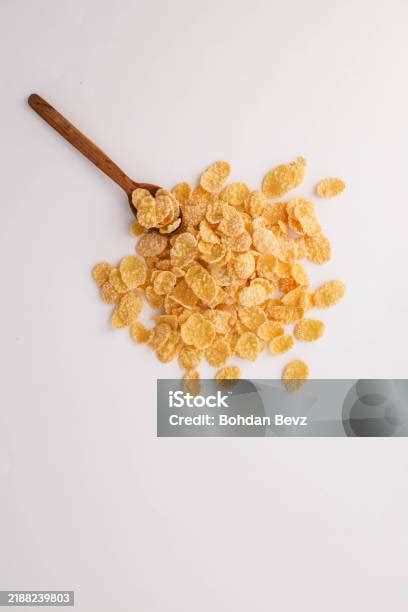 깨끗한 흰색 배경에 황금빛 콘플레이크 더미 고전적인 아침 식사 품목의 완벽한 표현으로 바삭함과 단순함을 강조합니다 0명에 대한 스톡 사진 및 기타 이미지 Istock