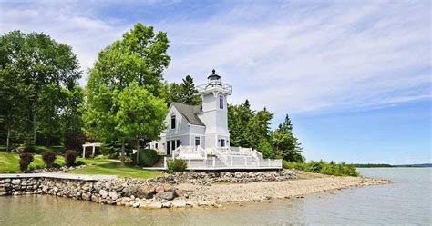 7 Lighthouse Homes That Really Shine