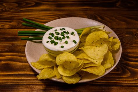 감자 칩과 나무 테이블에 사 우 어 크림 유리 그릇 세라믹 격판덮개 감자 요리에 대한 스톡 사진 및 기타 이미지 감자 요리 감자 칩 건강에 좋지 않은 음식 Istock