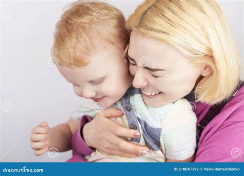 Junge Tante Die Spaß Mit Ihrem Wenigen Neffen Auf Einem Weißen