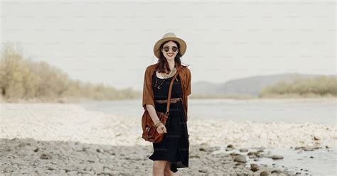 모자를 쓴 세련된 보호 여행자 여성 산의 워터 리버 비치 근처를 걷는 프린지 판초 집시 힙스터 소녀 방랑벽 여름 여행 대기 순간 텍스트 공간 사진