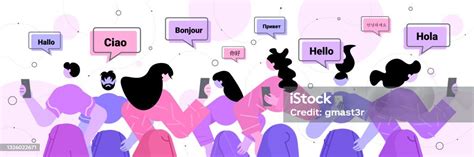 모바일 번역 응용 프로그램 다국어 인사말 국제 온라인 통신을 사용하는 사람들 가공의 인물에 대한 스톡 벡터 아트 및 기타 이미지