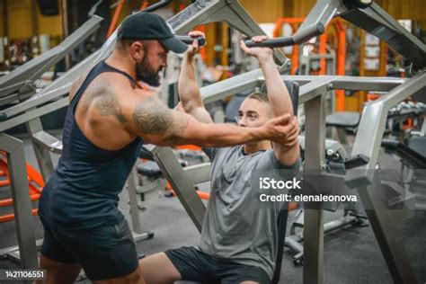 남자 트레이너 운동 체격으로 체육관에서 운동을하는 남자 2명에 대한 스톡 사진 및 기타 이미지 2명 강사 개성 개념 Istock