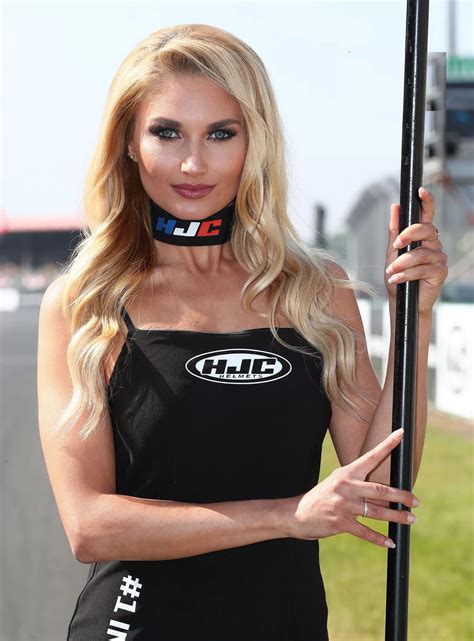 Grid Girl Marta Is The Definition Of Elegance And Beauty Scrolller