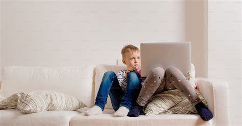 어린 소녀와 소년은 집에서 노트북 컴퓨터로 소파에 앉아 있다 Pc를 사용하여 실내에서 노는 행복한 아이들 사진 Unsplash의 공부 이미지