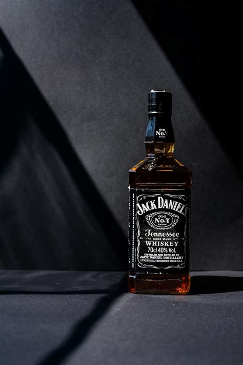 40퍼센트 70cl 강한 음료 그림자 극적인 조명 대조 막대기 목재 마감 미국산 위스키 미니멀한 병 브랜딩 블랙 앤 화이트 상업 술 술을 마시다