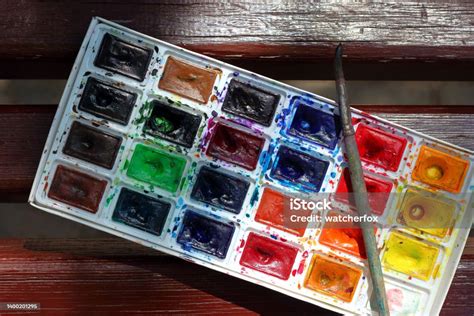 수채화 물감 페인트와 브러시가 나무 배경에 누워있는 팔레트 0명에 대한 스톡 사진 및 기타 이미지 0명 다중 색상 붓 Istock